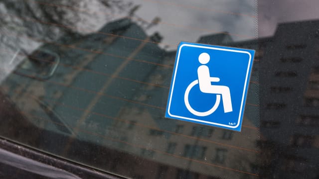 Dístico de deficiente: o que é e como pedir?